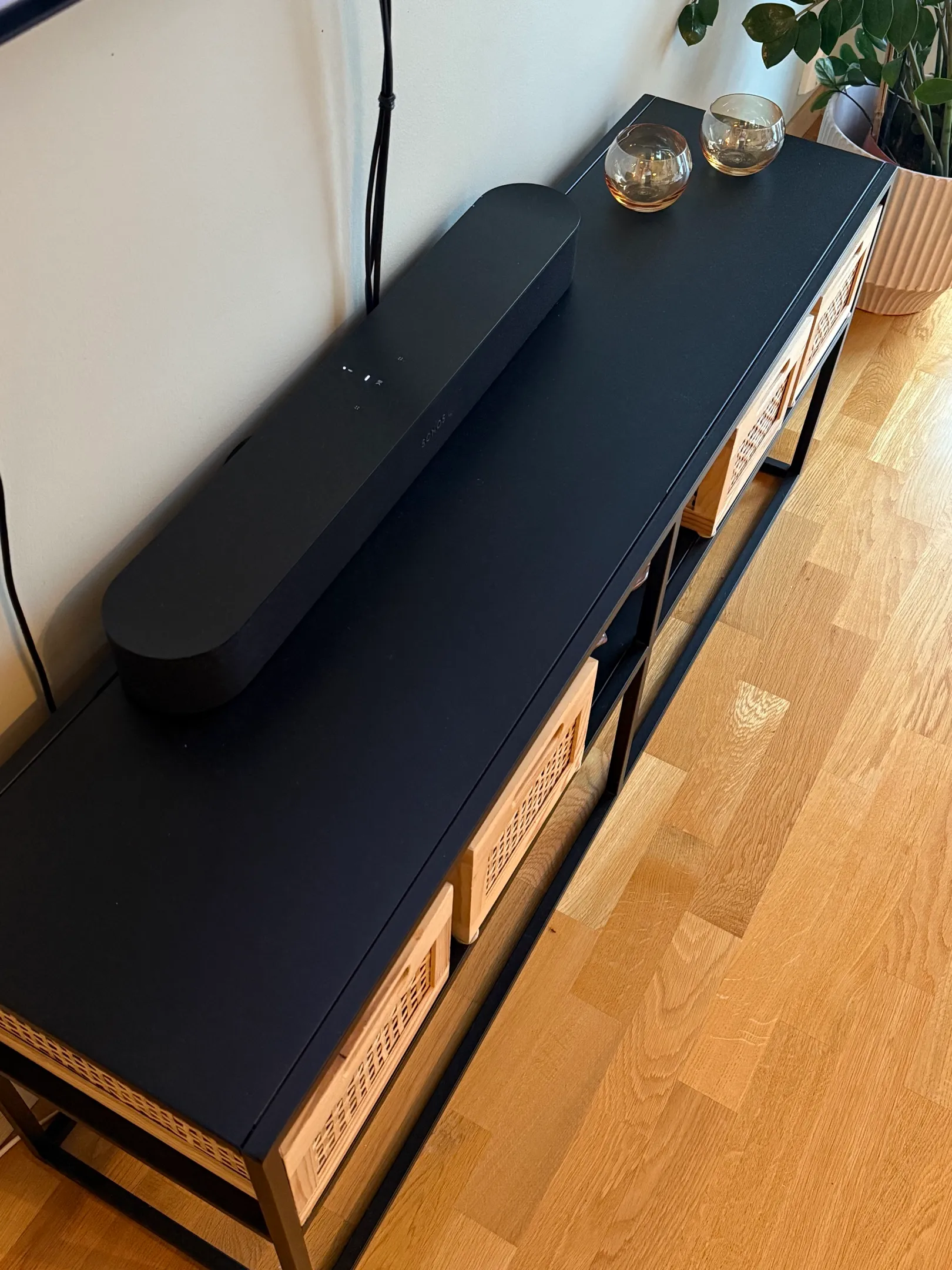 Tv-benk · Tise